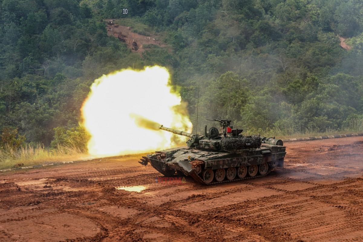 The Dead District: PT-91M Pendekar MBTs of the Malaysia Army at firing ...