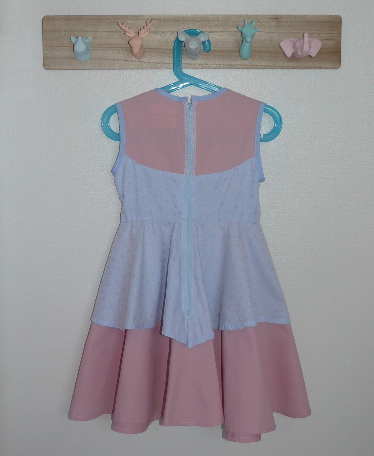 Robe rose et bleue pour jolie fillette