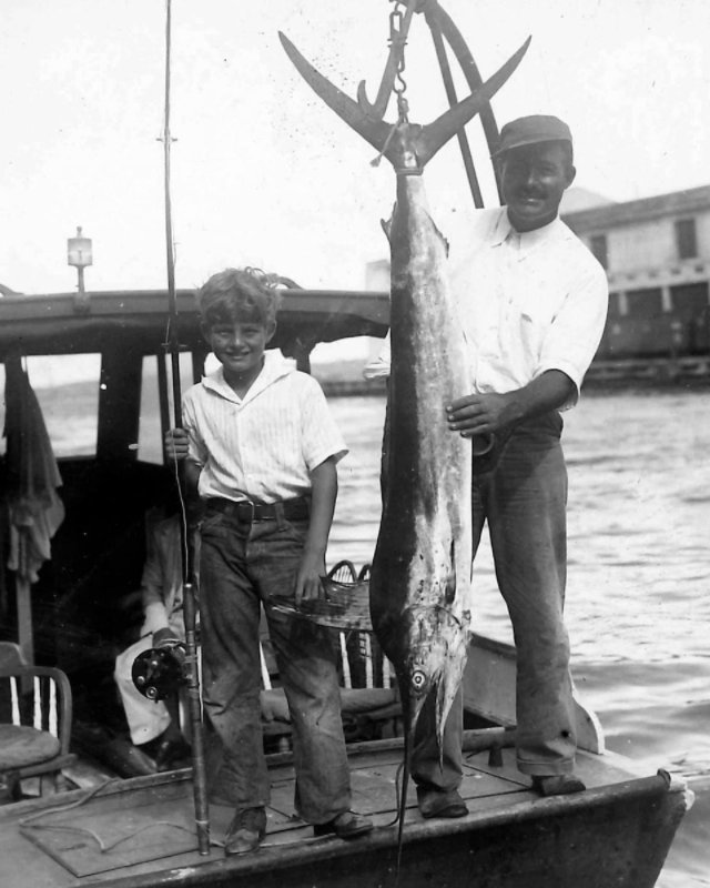 20 Amazing Photographs of Ernest Hemingway Posing With Big Fishes ...