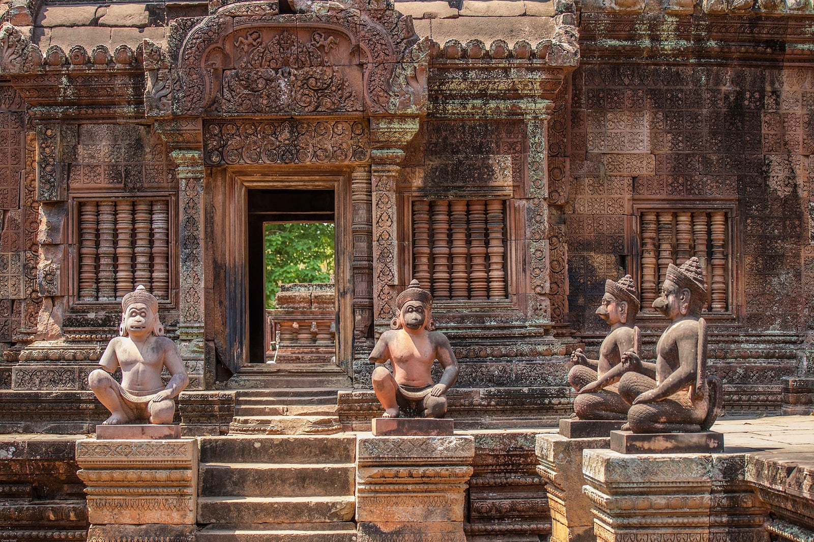 The Khmer Temple : Banteay Srei Temple (ប្រាសាទបន្ទាយស្រី)