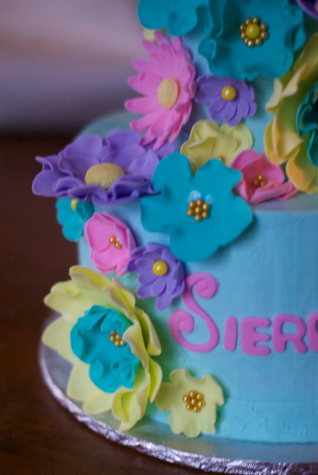 Country Cupboard Cakes: Colorful Fondant Flower Cake