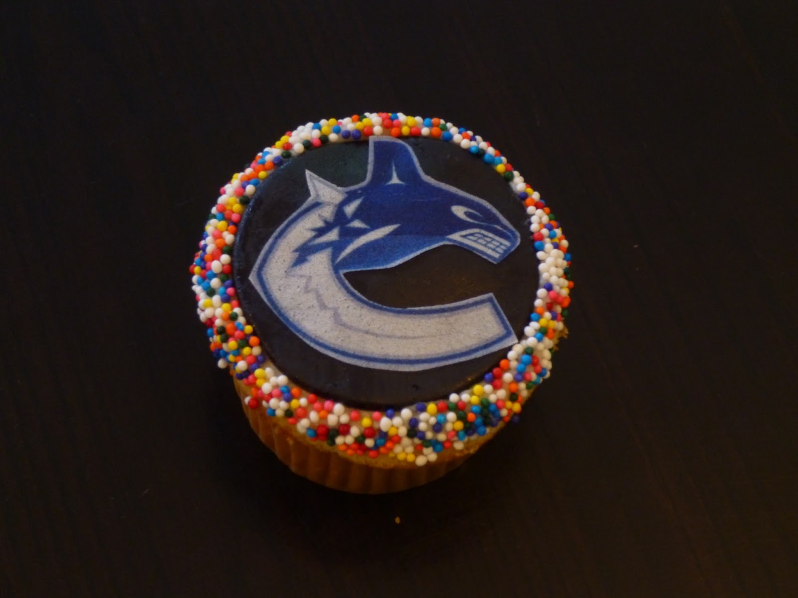 CLASSIC CAKES: Ben's Hockey Cake with Canuck Cupcakes