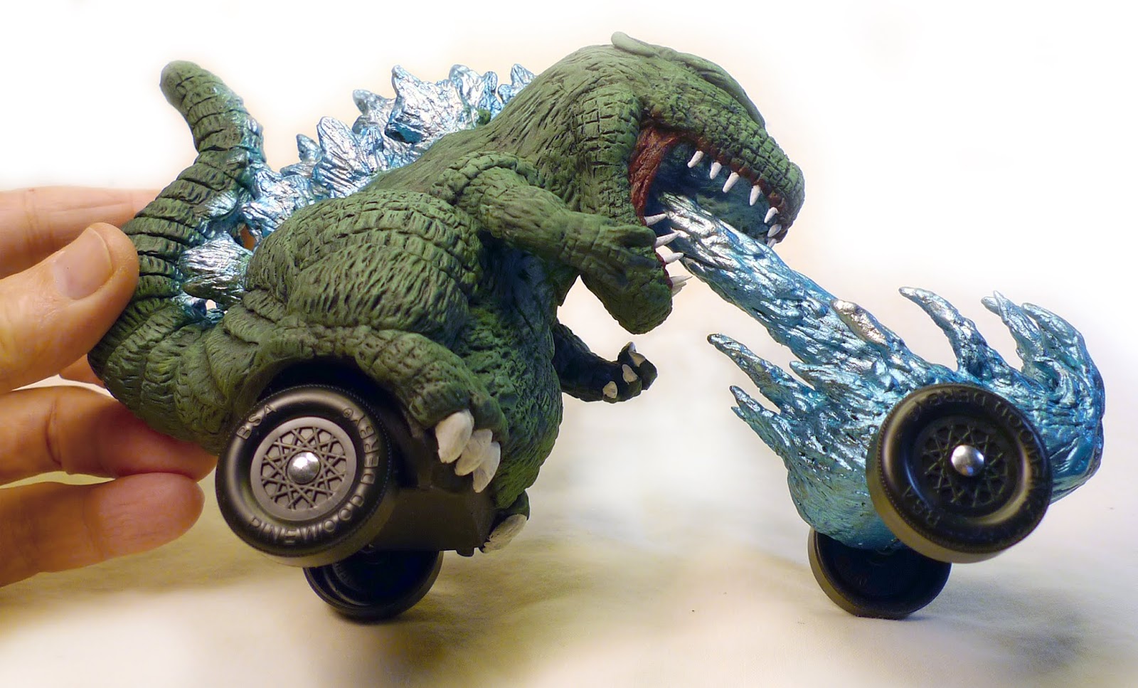 LUDstuff!: SCULPTURE: "Godzilla Car"