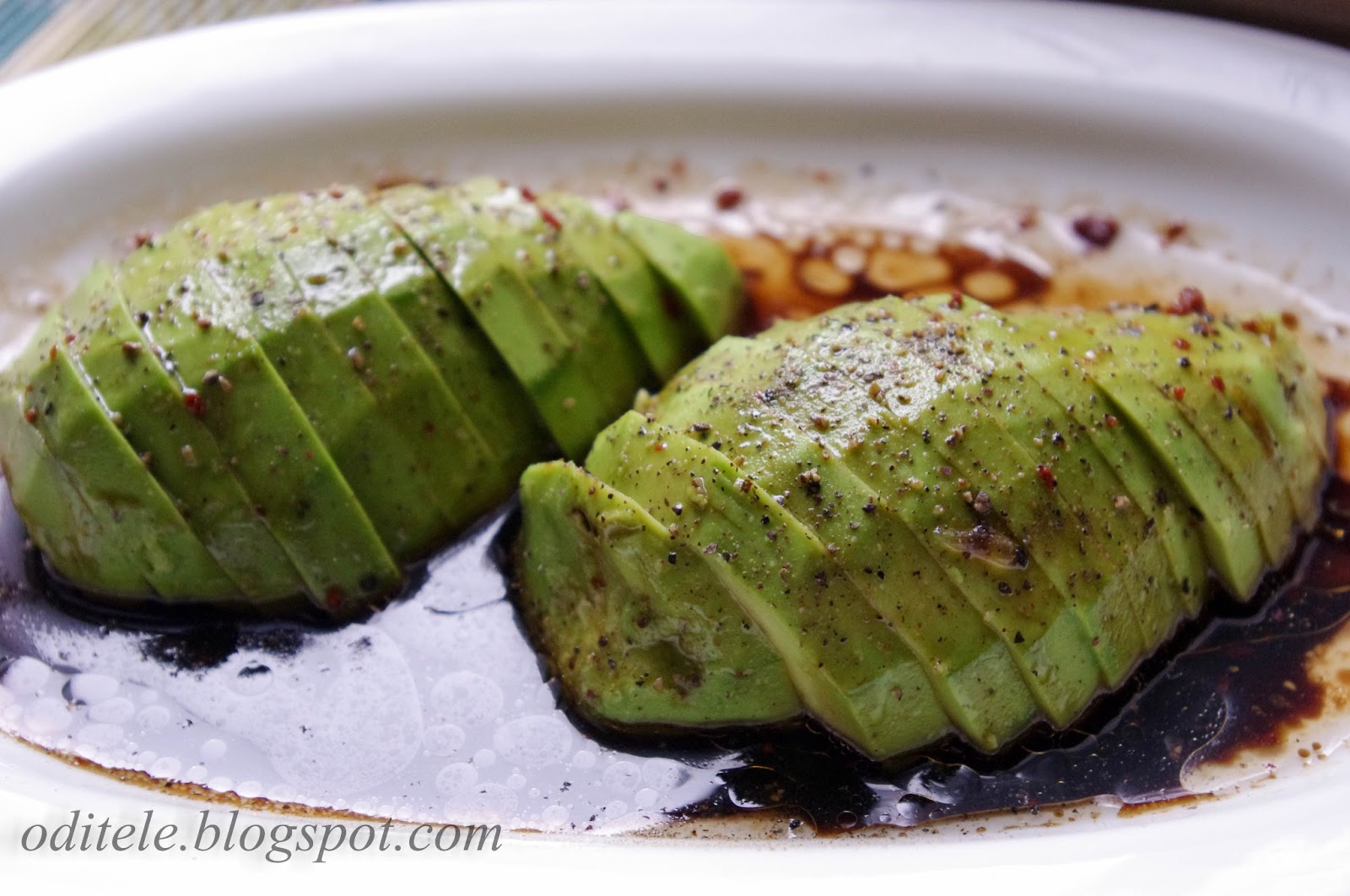 Oditėlės blogas: AVOKADAS SU JUODAISIAIS PIPIRAIS