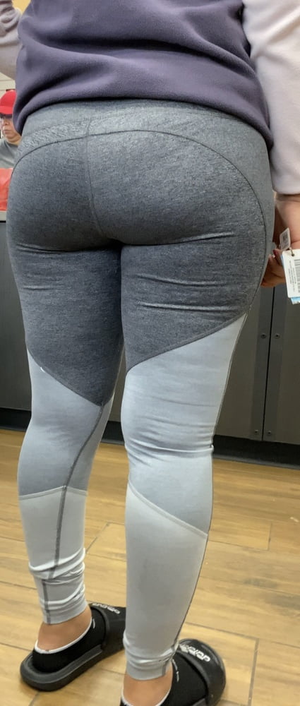 Linda Chava Se Le Marca Las Bragas En Pants De Yoga Pegados Mujeres Bellas En La Calle