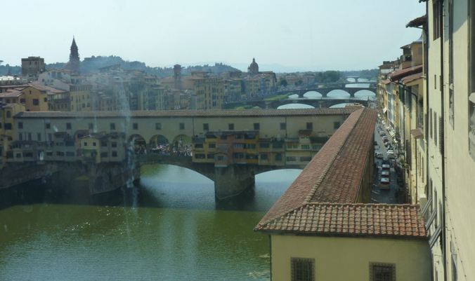 El Puente Vecchio y el Corredor Vasari desde la Galleria degli Uffizi.