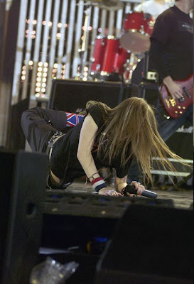 15 Pics Of Female Celebrities Falling Down - Ye Kya Chutiyapa Hai