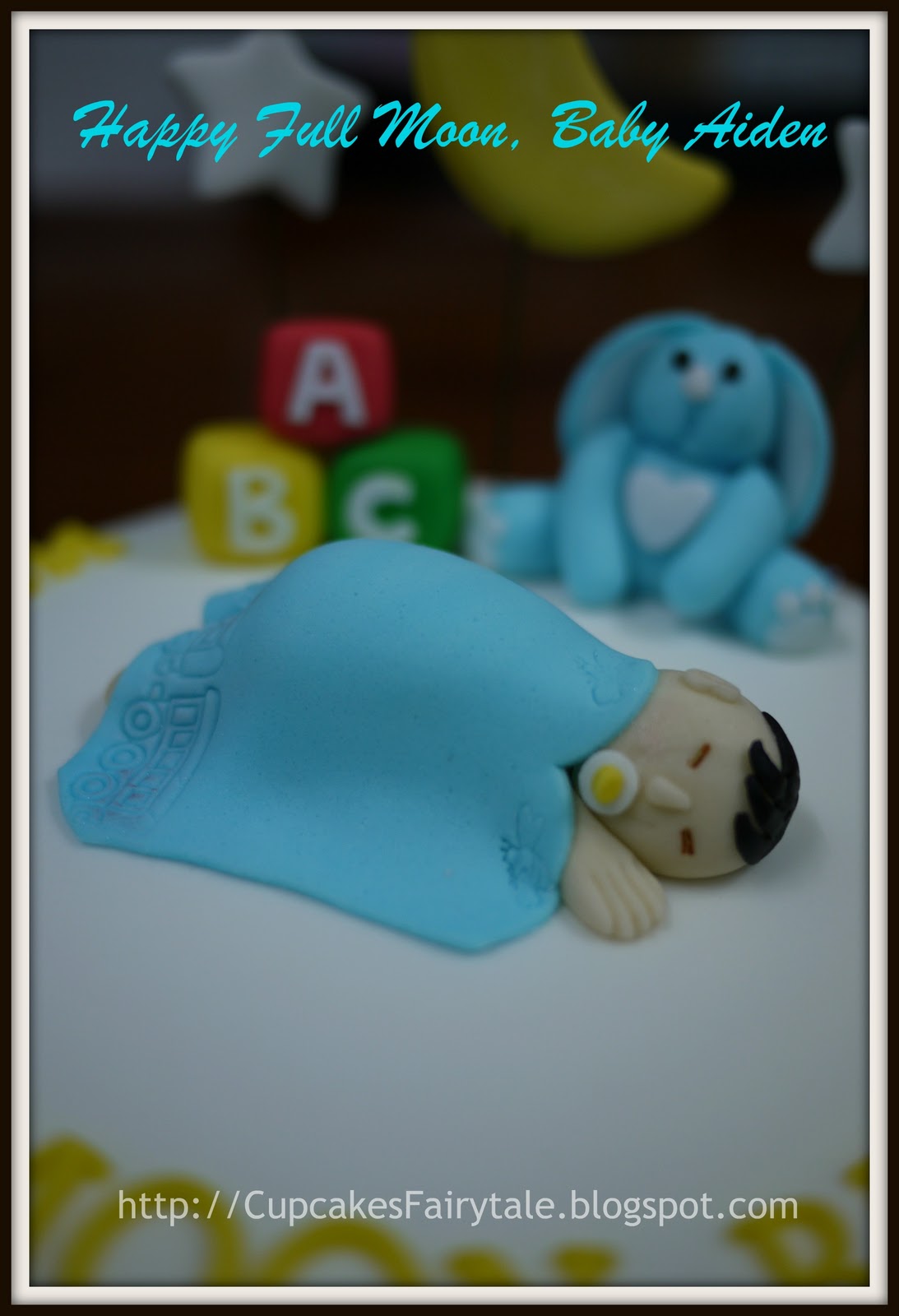Cupcakes Fairytale: BABY AIDEN"S FULL MOON CAKE