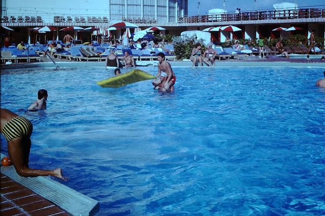 29 Found Photos That Capture American People Enjoying the Sun and Water ...
