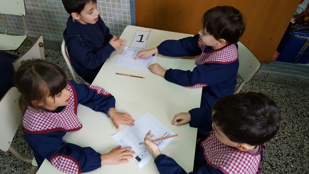 Jugando a la mini generala - Sala violeta