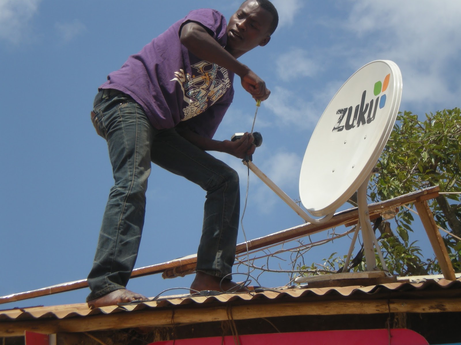 S.U.N.scaping: Using a Satellite Dish to Enhance 3G Signal