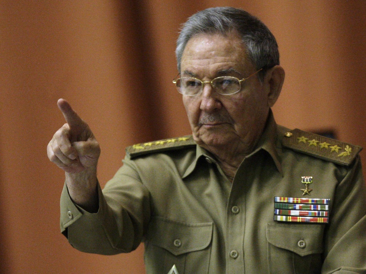 Raúl Castro admite que más de 20 mil cubanos sostienen a Maduro - Tepuy ...