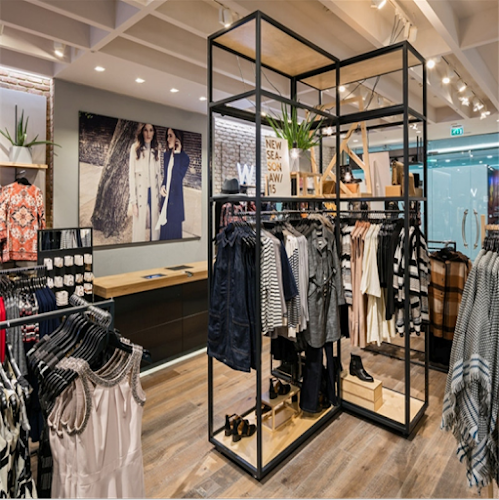 INTERIOR TOKO BAJU / BUTIK