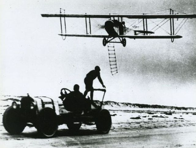 Vintage Photos of Pilots Perform Grand Aerial Stunts in the 1920s ...