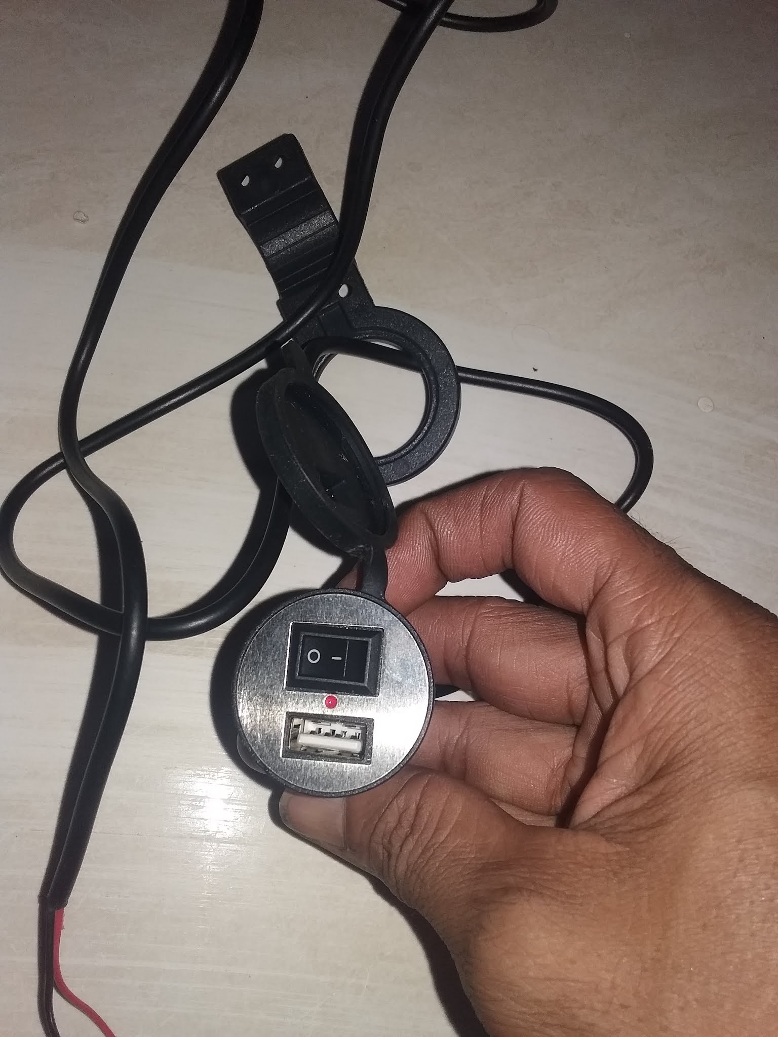 Praktis!!Alat Pengecas Hp Di motor