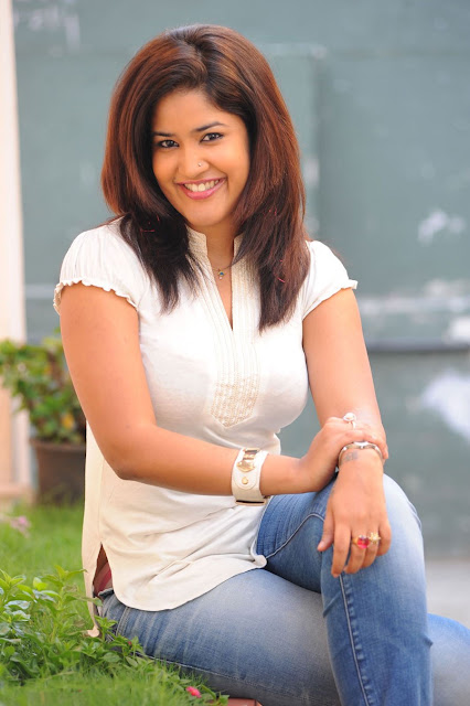 Soumya Latest Photo Shoot at Arabesque Beauty Salon Launch - Hot ...