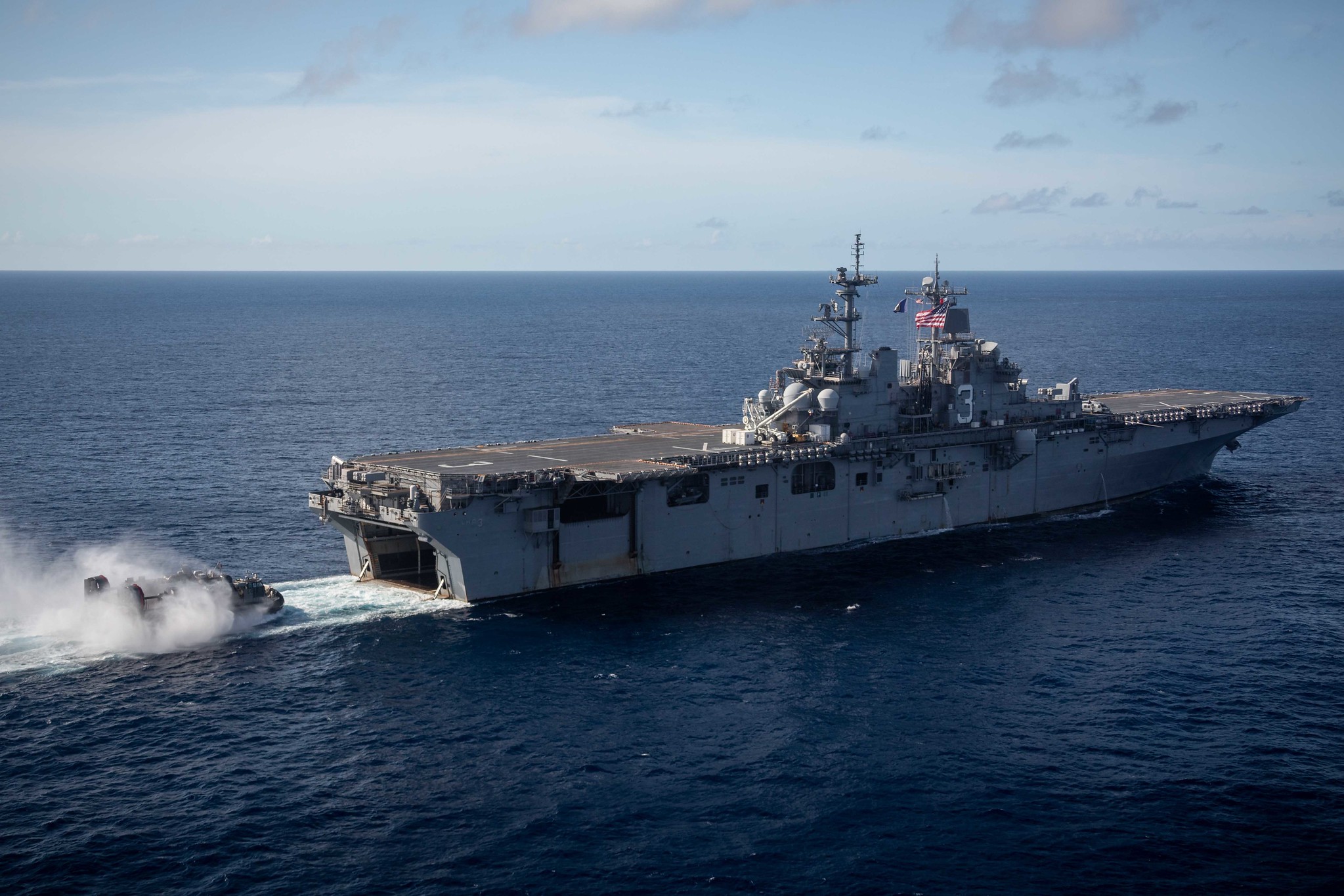 USS Kearsarge (LHD 3) conducts amphibious operations in the Atlantic ...