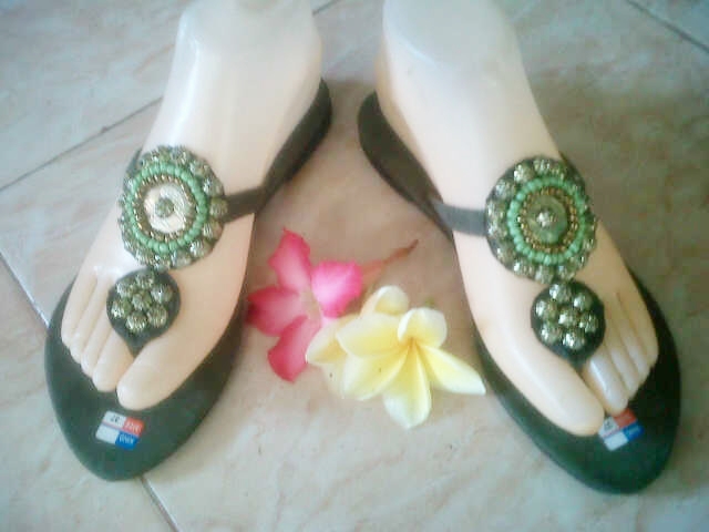 Oleh-Oleh Khas Bali: Sandal Two Moon