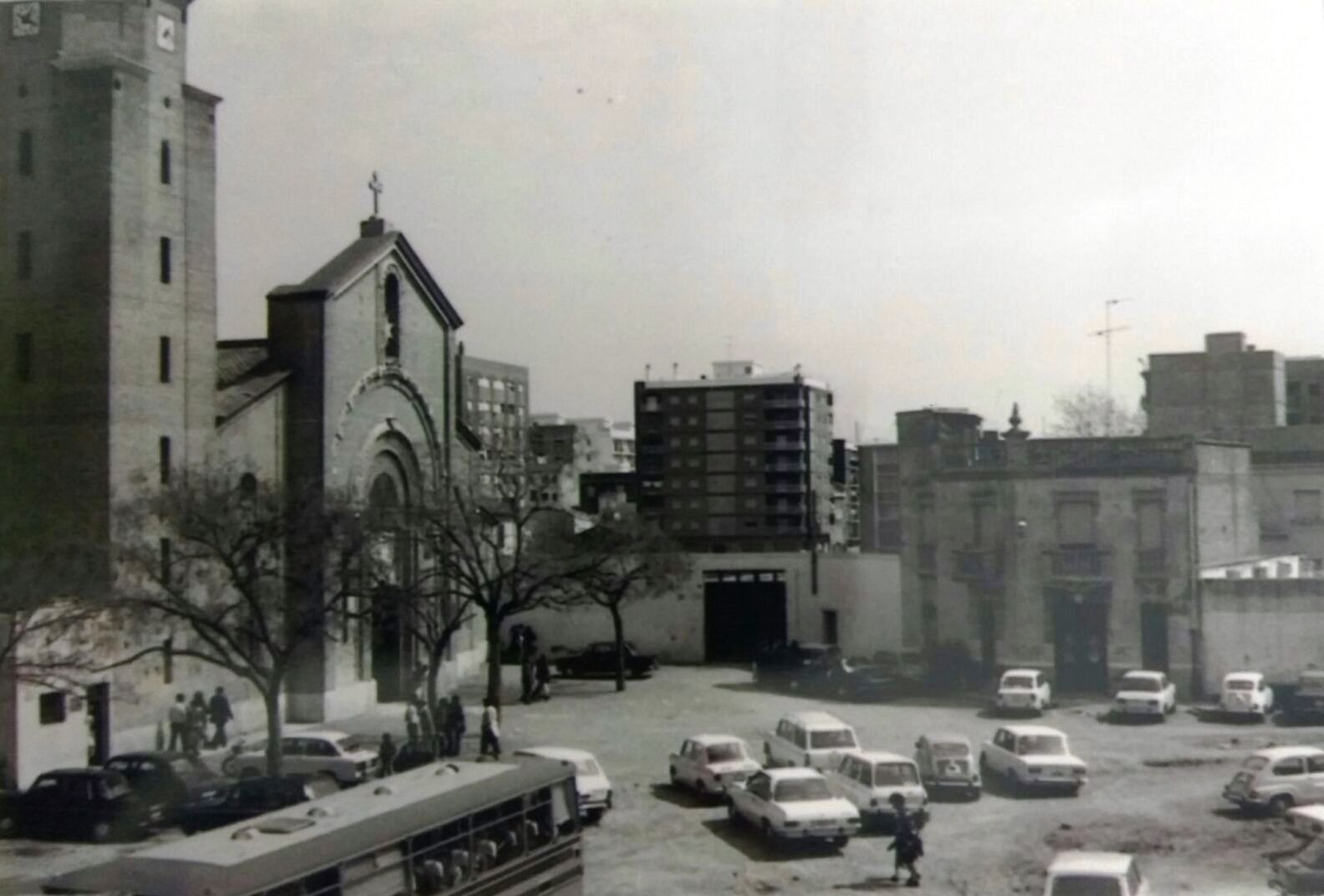 VALENCIA EN BLANCO Y NEGRO: LA PLAZA DE LA IGLESIA DE BENICALAP