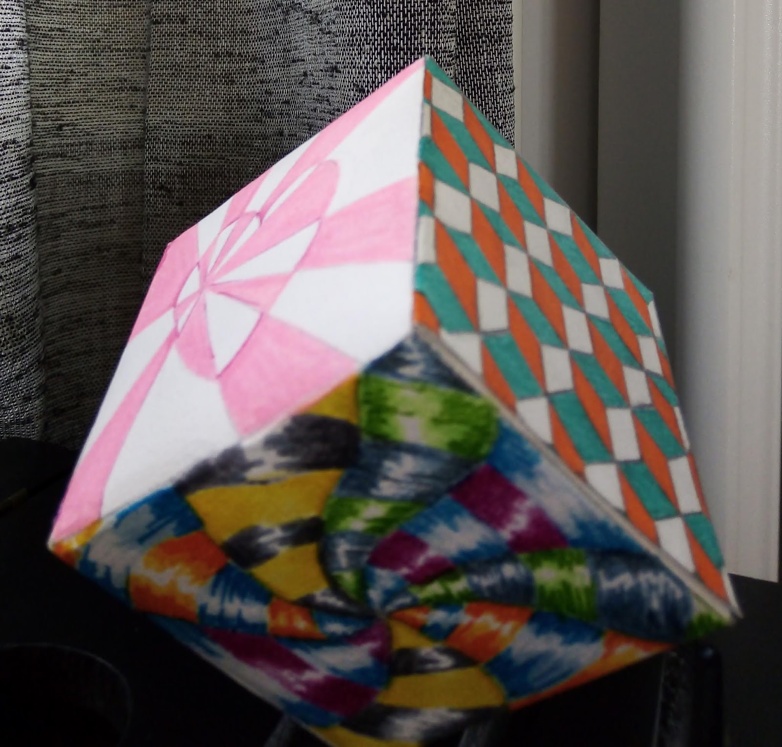 Arts Plastiques: Un cube plein d'illusions.