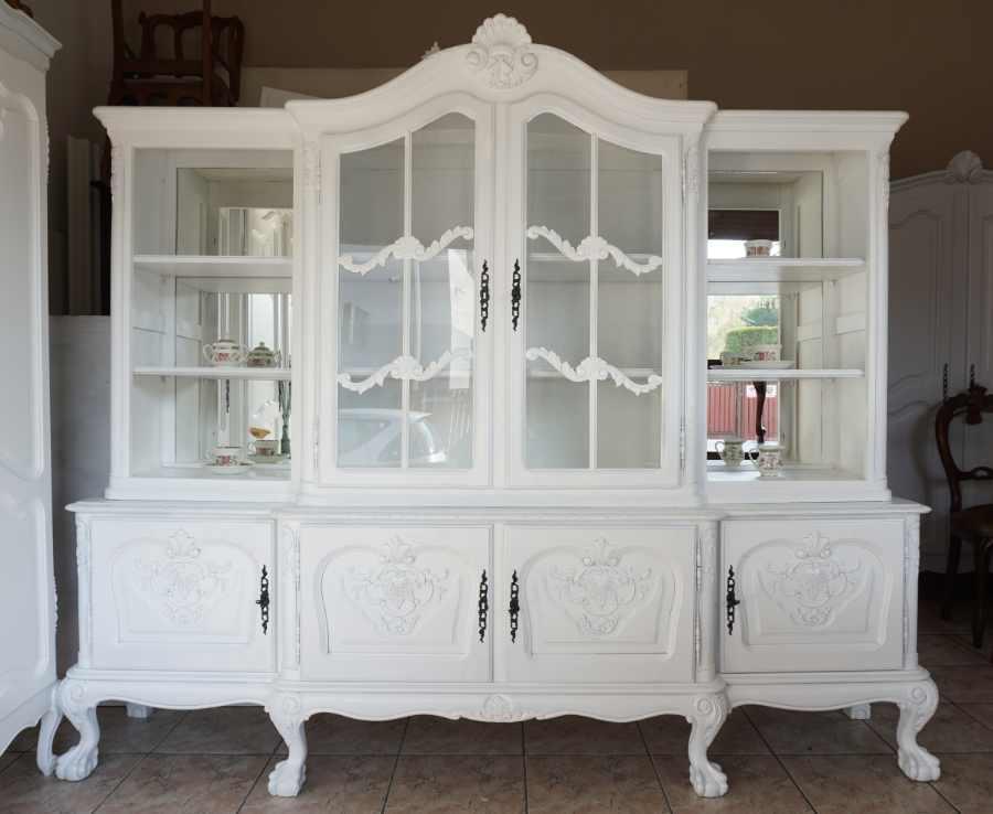 Modern Antyki: [2998] Biała biblioteczka ludwikowska na lwich łapach