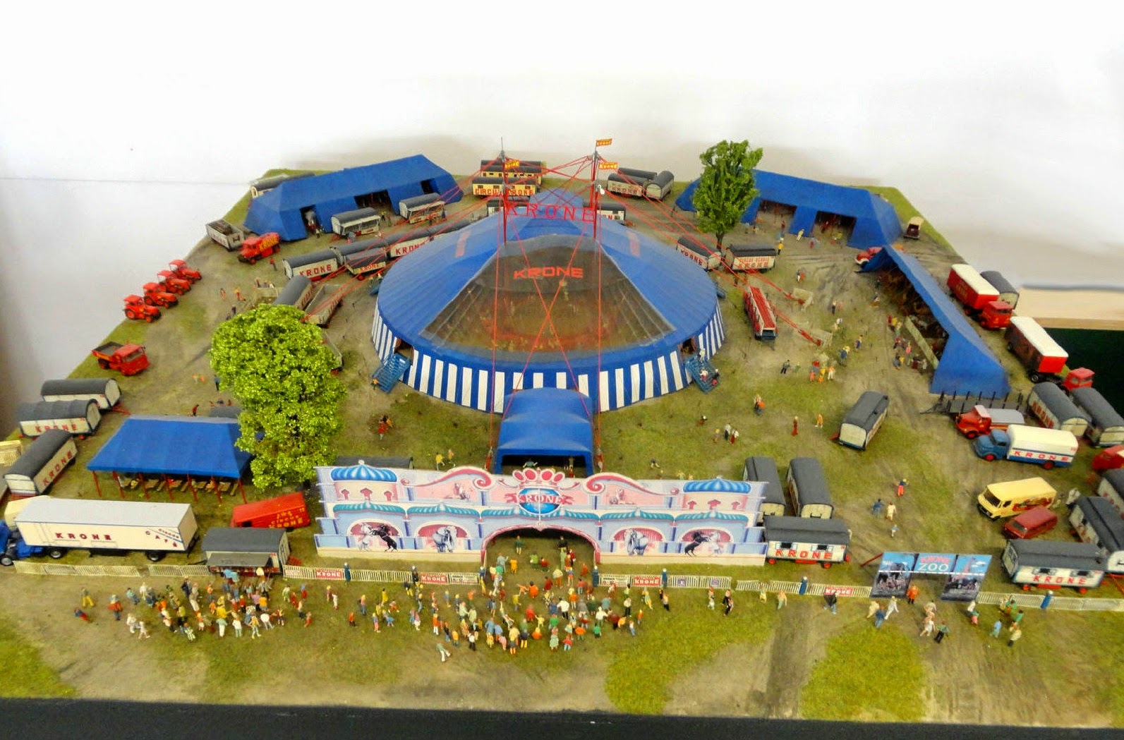 Circusmodellbau: Circus Krone 1:87