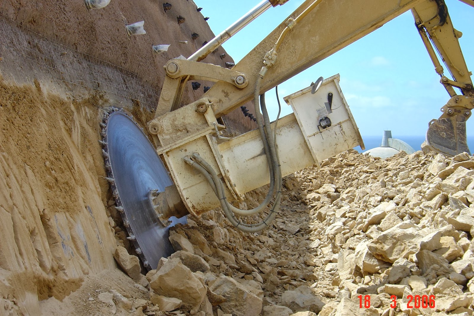 Excavator rock Saw