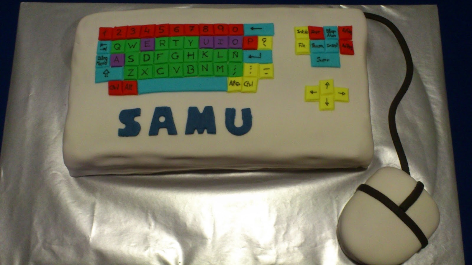 TARTAS DE ANA RUS: TARTA FONDANT TECLADO