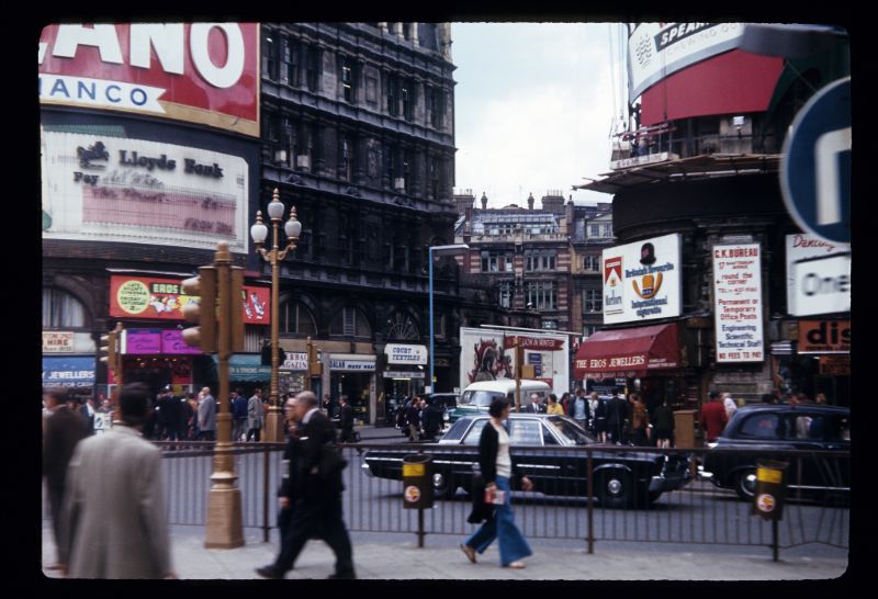 Beautiful London in 1970 Through Fascinating Color Snaps ~ Vintage Everyday