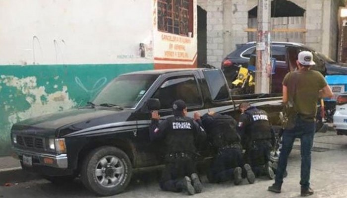 Sicarios hincaron, golpearon a policías y les pidieron que le bajaran ...