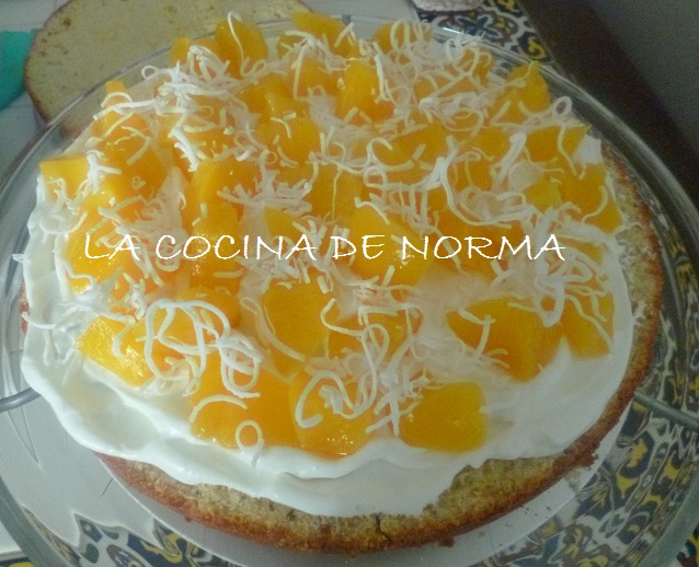 PASTEL CASERO CON DURAZNOS Y CREMA BATIDA - La Cocina de Norma