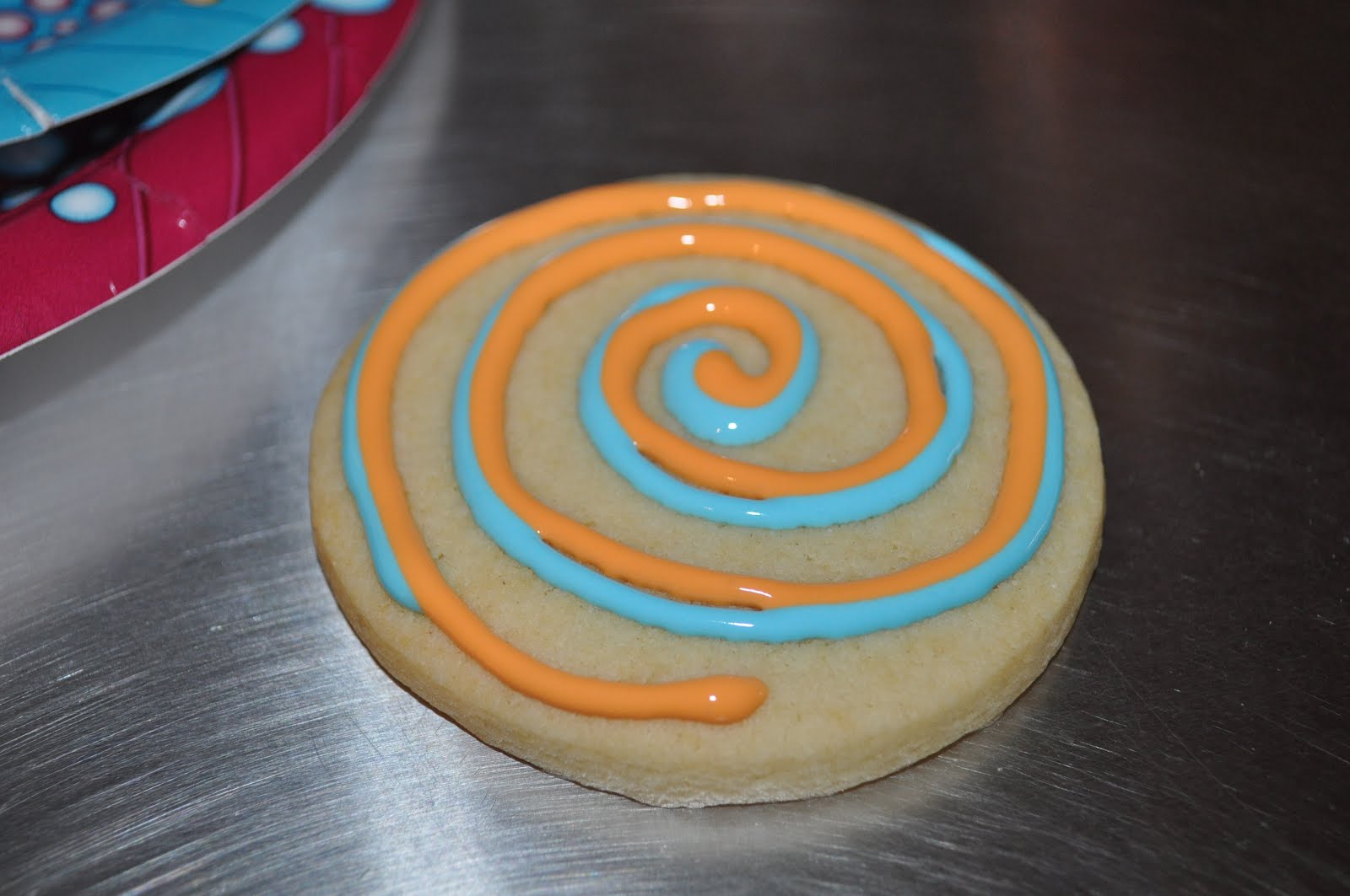 Peace Sign Retro Cookie Designs with Royal Icing – How to make a spiral ...