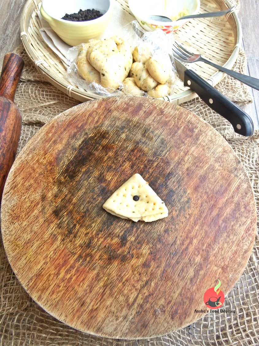 Tikoni Methi Mathri | Methi Nimki | Fenugreek flavored Indian Fried ...