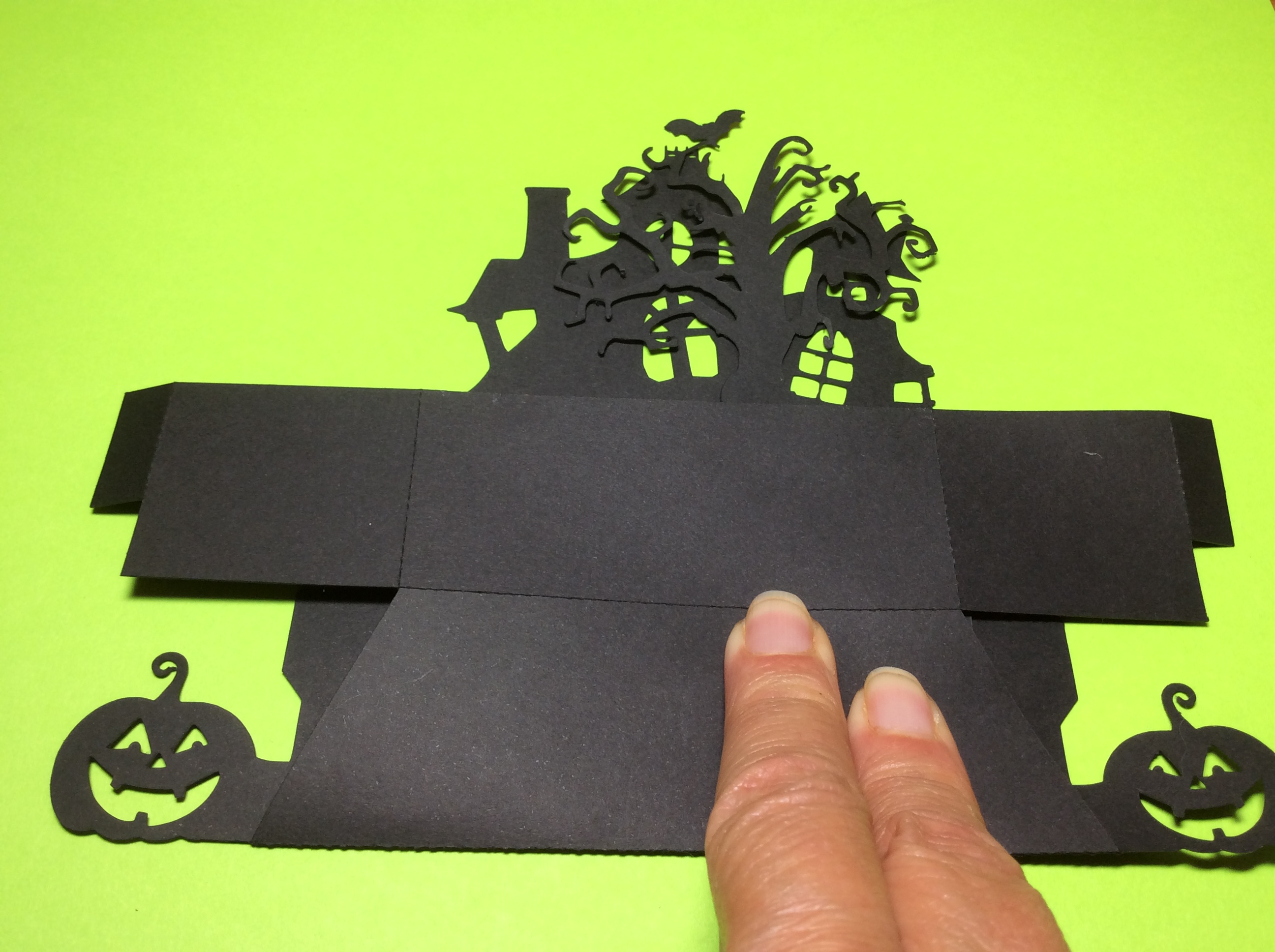 Papercrafts and other fun things: A Spooky Halloween Pop-Up Card
