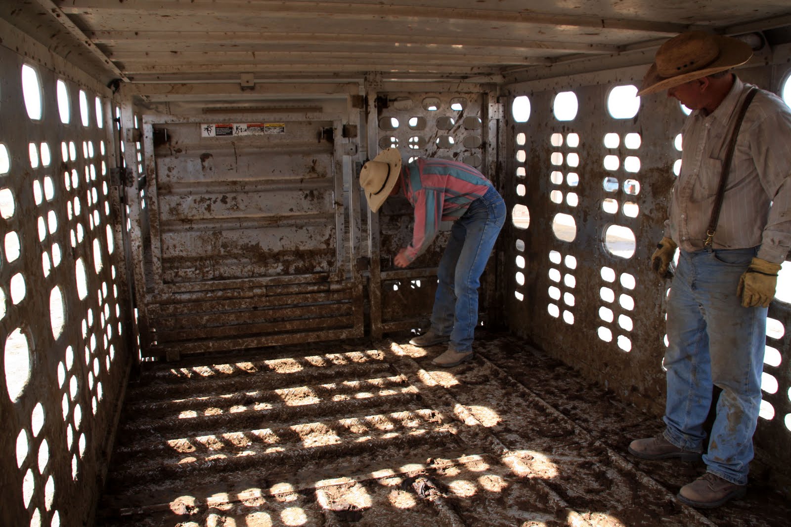 Double H Photography: Loading a Cattlepot