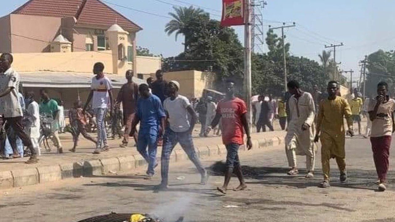 BREAKING: Violence breaks out in Abuja community amid #EndSARS protests ...