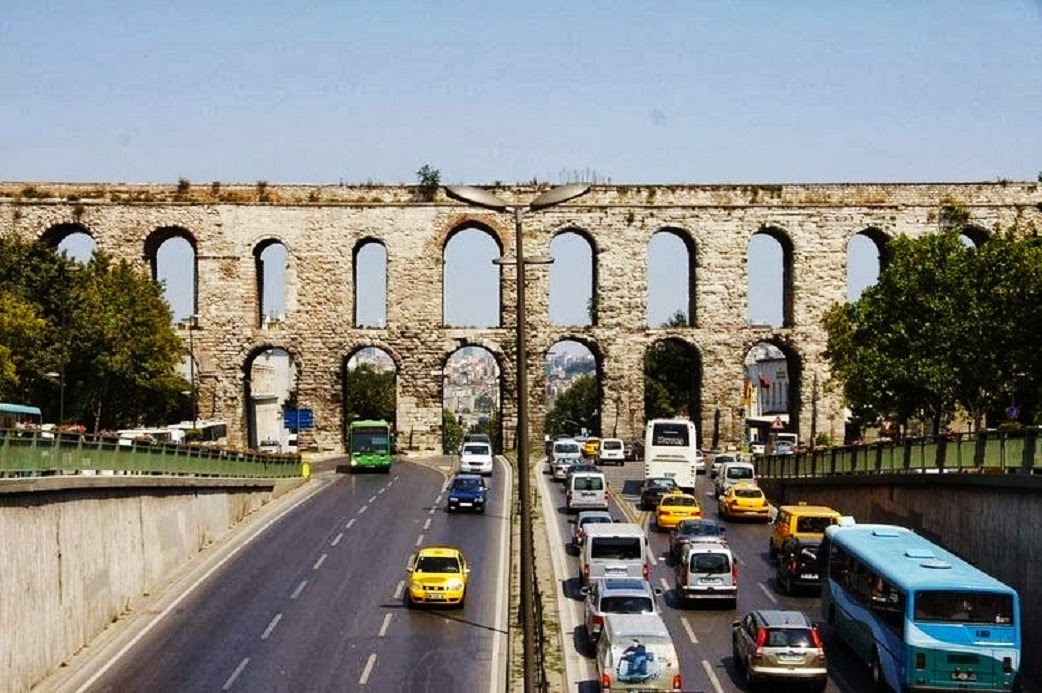 πεμπτη φτάσαμε!: Η ΚΩΝΣΤΑΝΤΙΝΟΥΠΟΛΗ ΟΧΥΡΩΝΕΤΑΙ ΚΑΙ ΣΤΟΛΙΖΕΤΑΙ ΜΕ ΕΡΓΑ ...