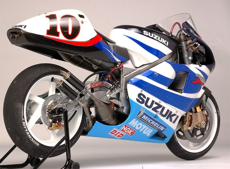 Racing Cafè: Suzuki RGV 500 Γ K.Roberts 1999 by Utage Factory House