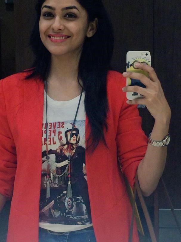 √ Profil Biodata Mrunal Thakur Pemeran Bulbul Arora Di Lonceng Cinta ...