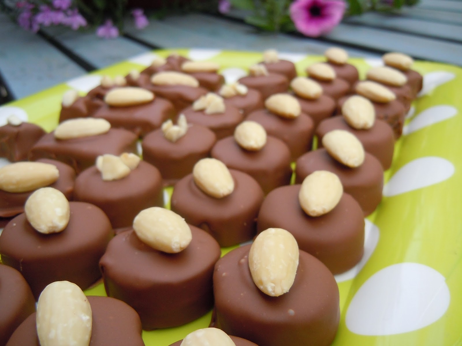 Etat de choc: Praline au massepain, amandes caramélisées et amande entière