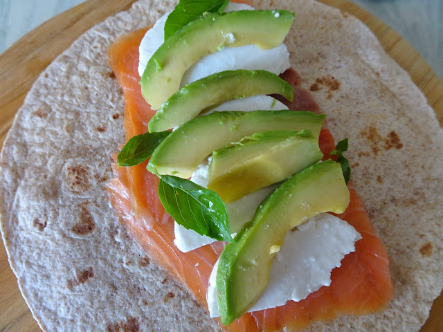 Prato Caseiro: Wraps integrais de salmão fumado, queijo fresco e ...