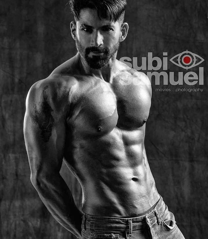 Shirtless Bollywood Men: Vivan Bhatena beefs up