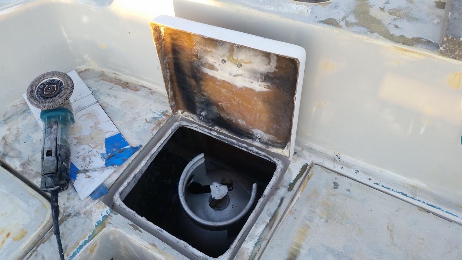Sailing Whimsy: Propane tank locker Part 2: Done!