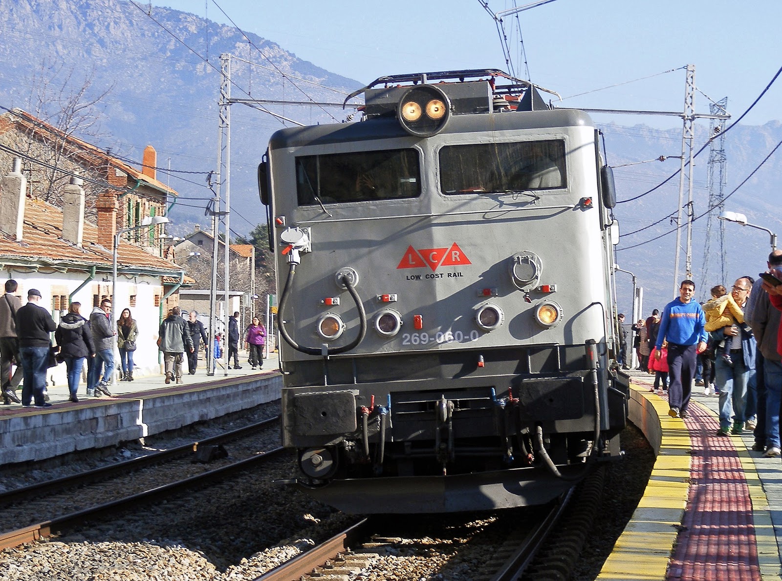 ANTONIO MACHINES: La potente serie 250 de RENFE