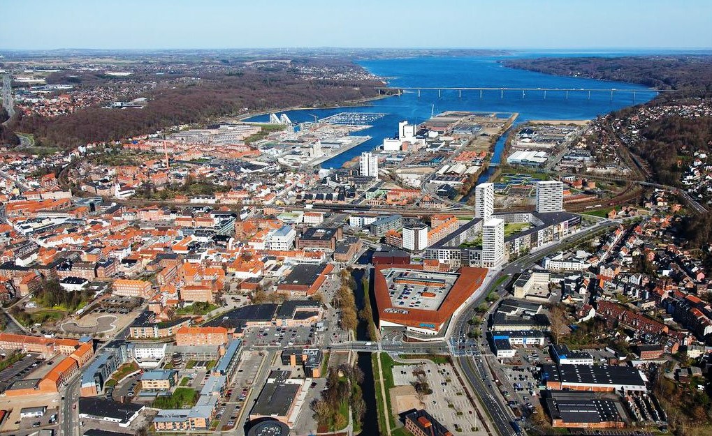 Dan in Denmark: Distrito e cidade