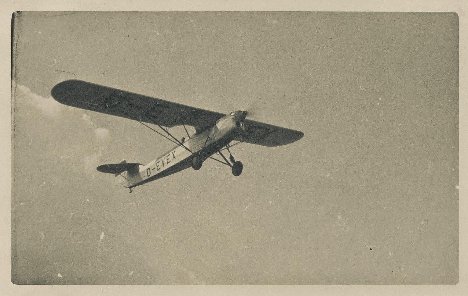 Немецкий легкий многоцелевой самолет Albatros L.101 в небе ~ BERGHOFDAY