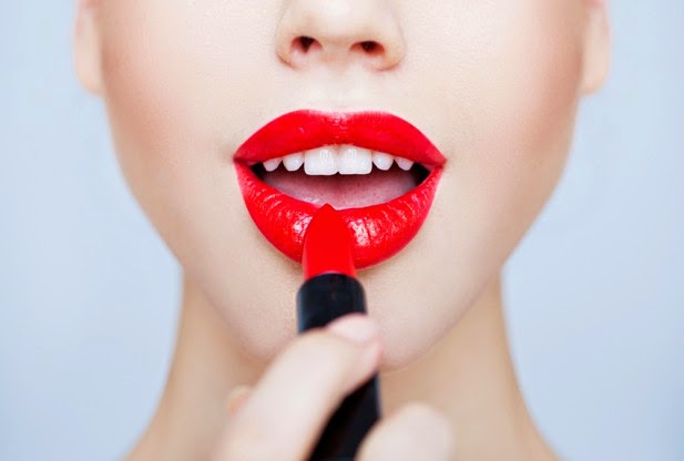 Awesome Hacks For Applying Lipstick And Keeping It In Place All Day ...