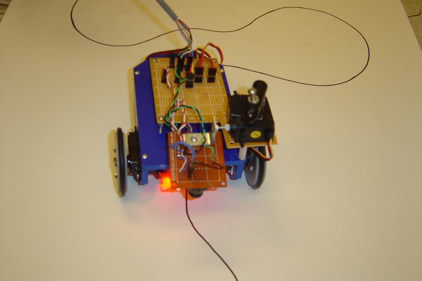 Semua Pasti Bisa: CARA MEMBUAT ROBOT LINE FOLLOWER