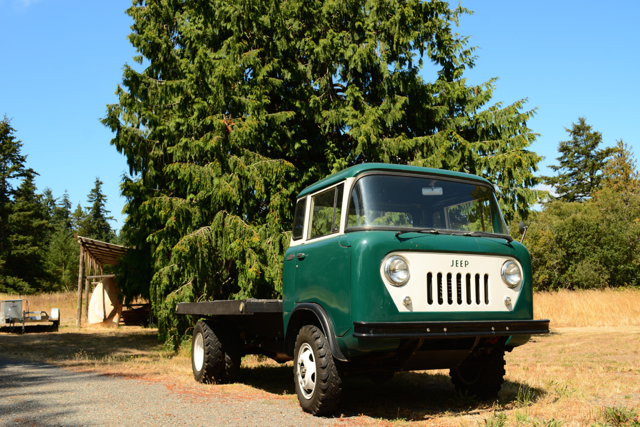 OLD PARKED CARS.: 1959 Jeep FC-170 DRW.