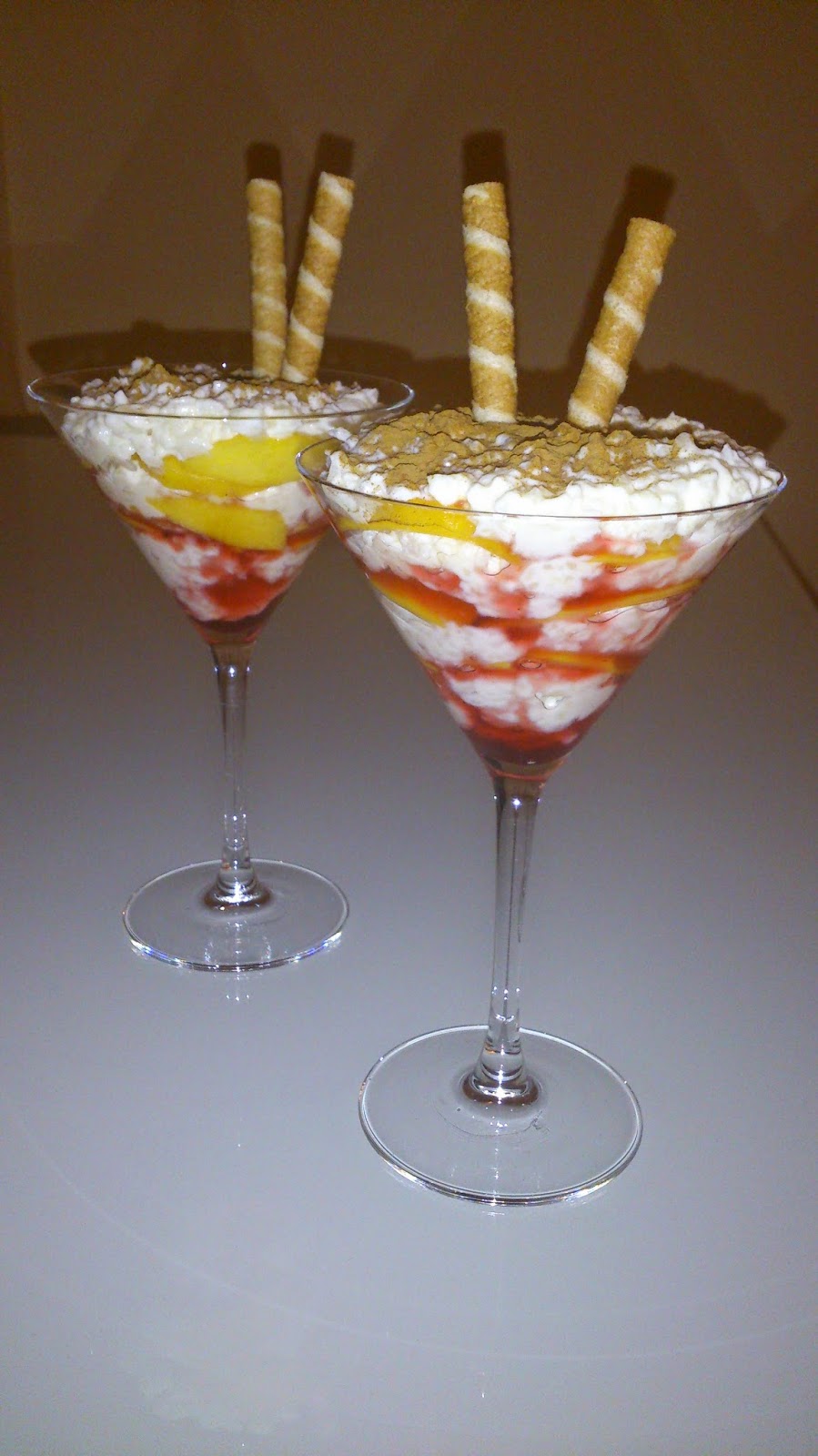Copas de arroz con leche y melocotones